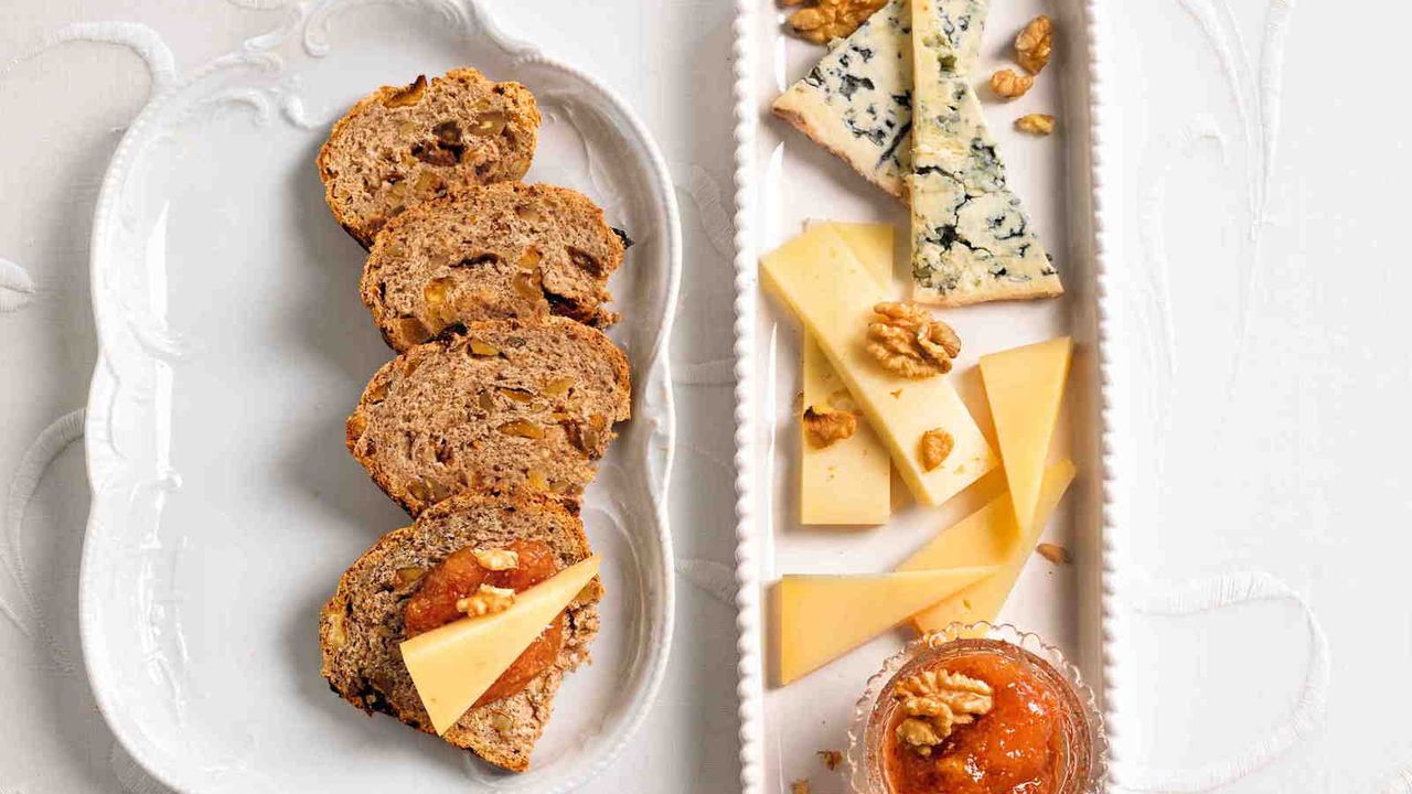 Receita Travessa de queijos do Vale de Aosta com pão preto e compota de ...